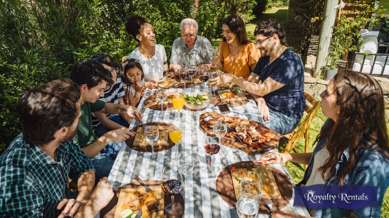 How to Plan a Family Reunion | Royalty Rentals